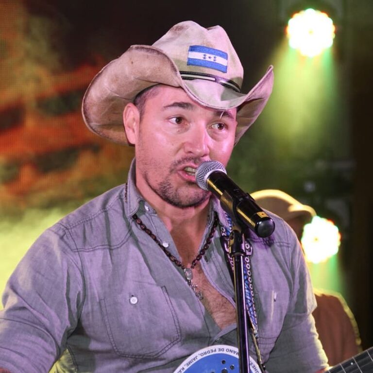 Polache le canta con su guitarra a Honduras y sus bellezas