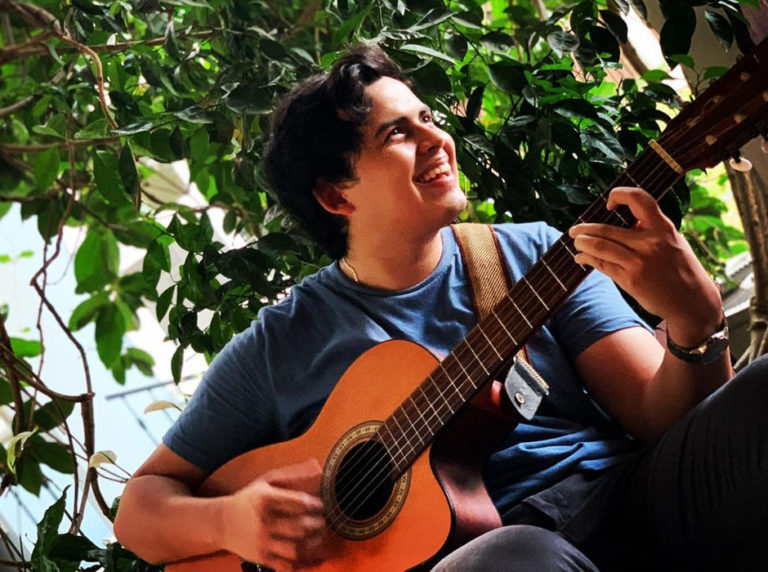 Rodolfo Bueso estrena Juntos Somos + Fuertes: una canción de esperanza