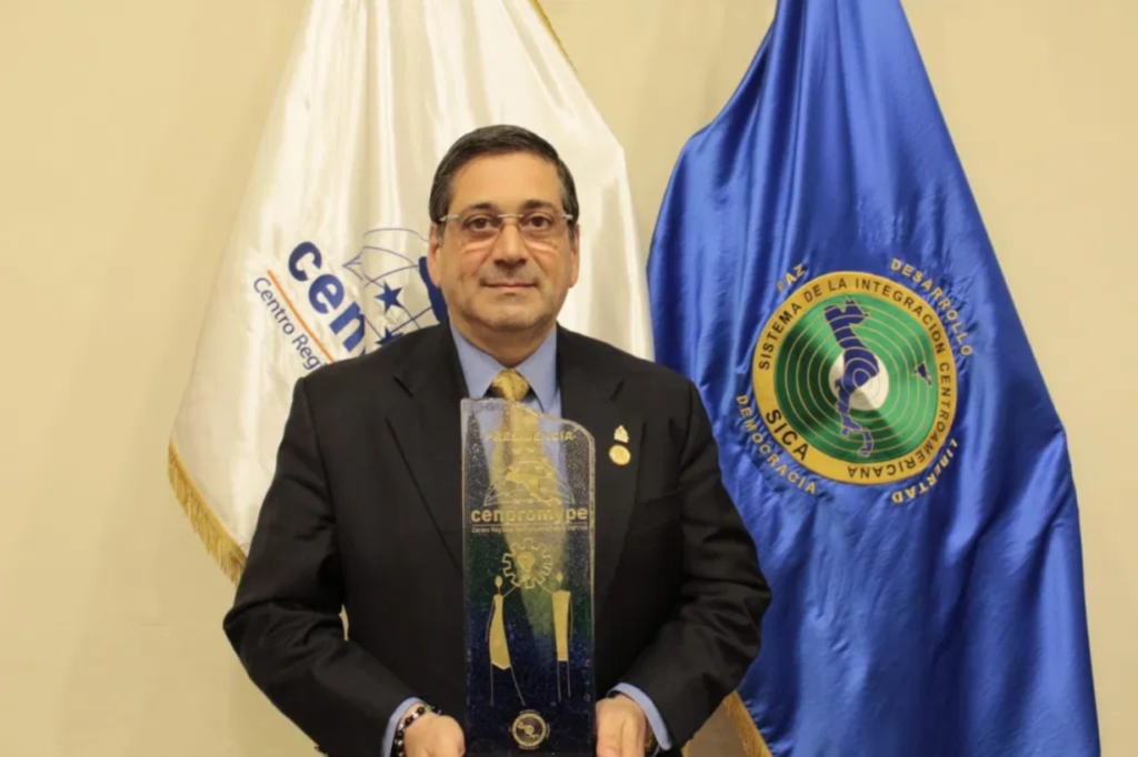 Oraciones por Mario Kafati, viceministro de MIPYME en Honduras