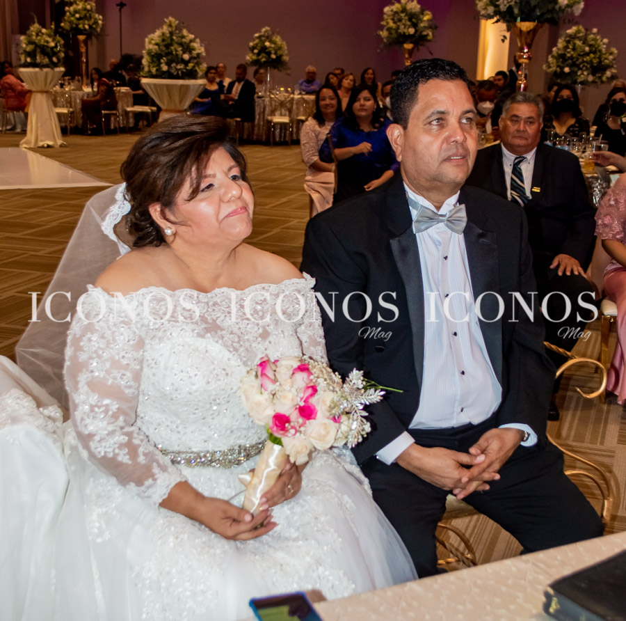 Leyla Karina Saavedra y Zenen Bronfield se casan en Honduras