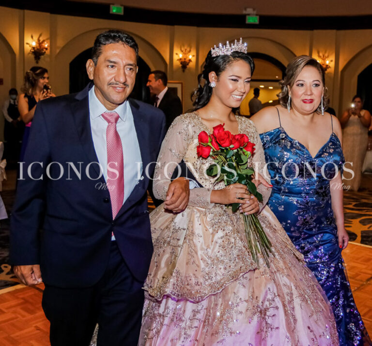 Marcela del Mar Vásquez Suazo celebra sus quince años en Honduras