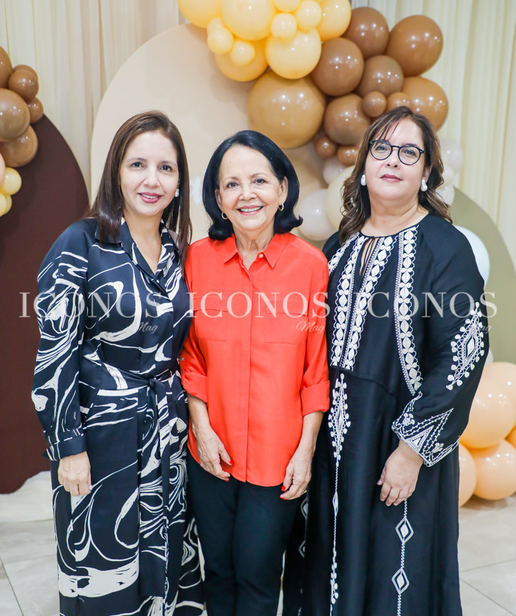 Tina María Mena de Fajardo es agasajada con baby shower, Honduras