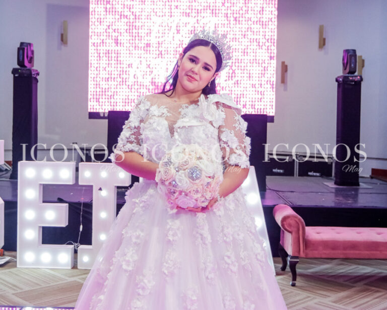 Eiza Rachell Bonilla Chirinos es agasajada por sus quince años, Honduras
