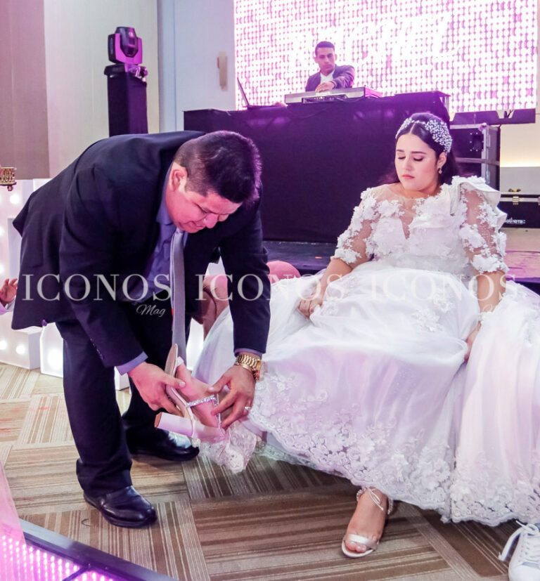 Eiza Rachell Bonilla Chirinos es agasajada por sus quince años, Honduras