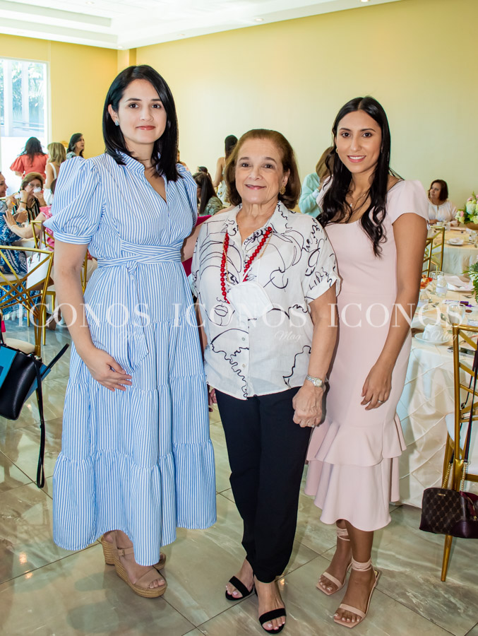 Carmen Isabel Chávez Zúñiga de Icaza es agasajada con baby shower