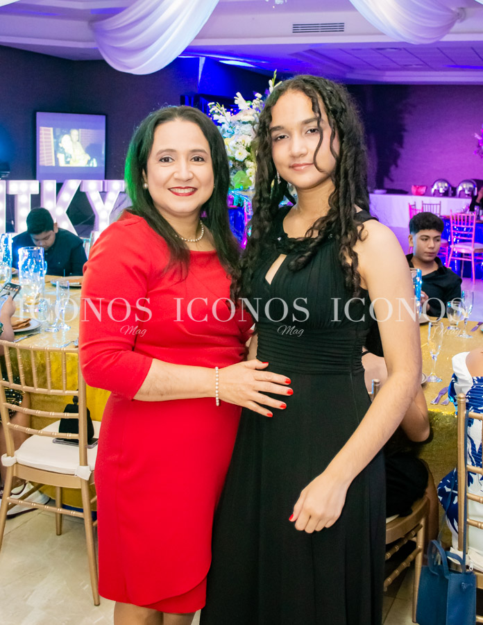 Nikol Haydée Fajardo Garay celebra su quince años en Honduras