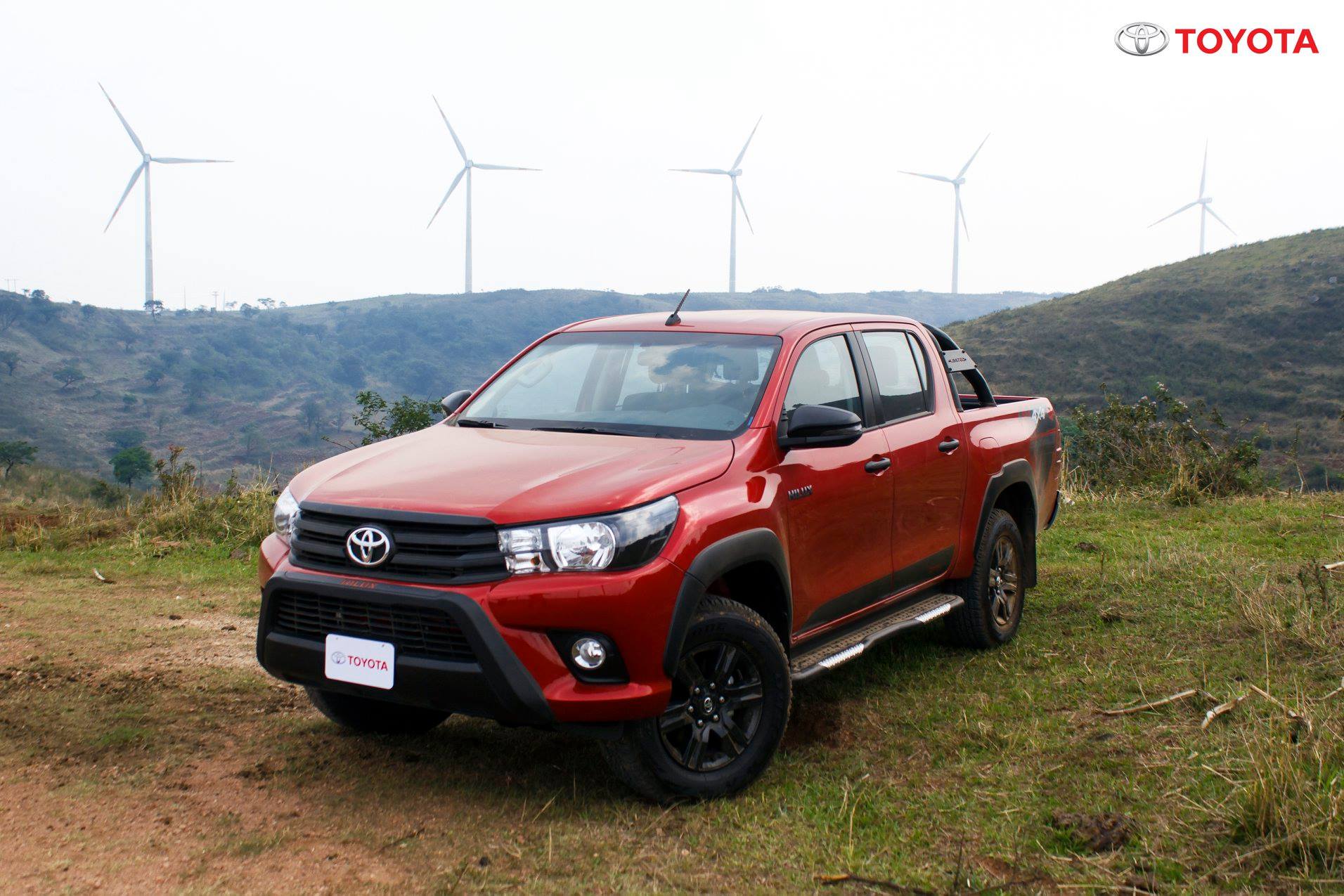 55 años Toyota Hilux by Corporación Flores Honduras