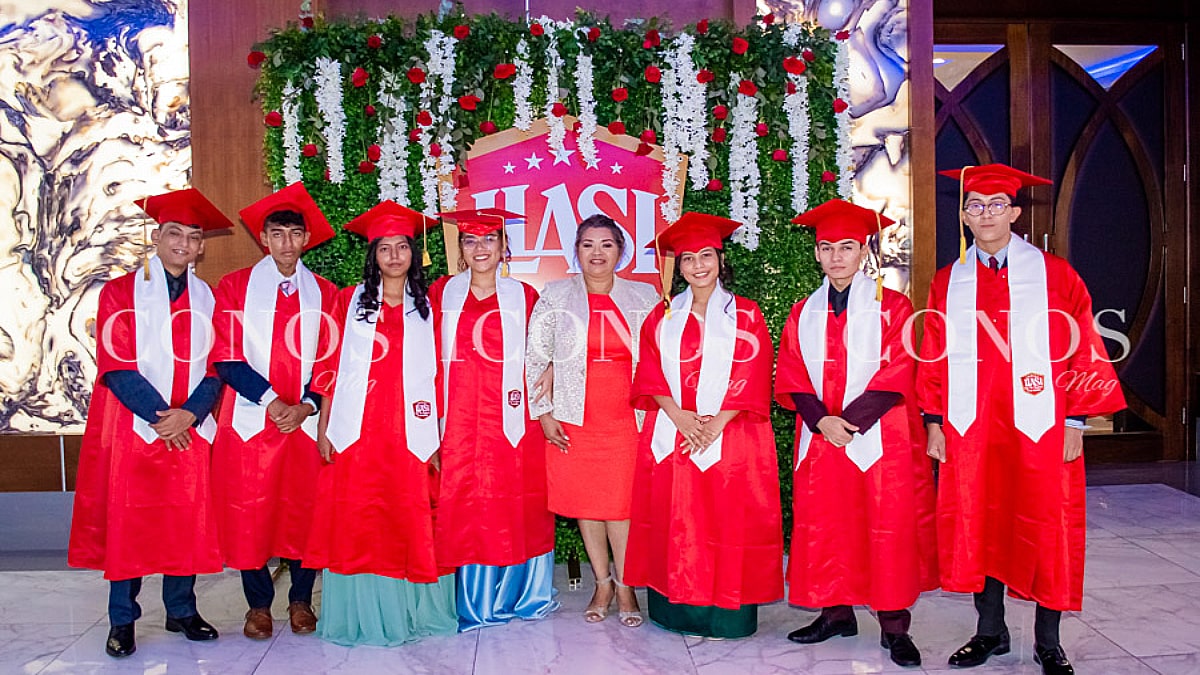 Especial Graduaciones Seniors 2023 - ICONOS Mag