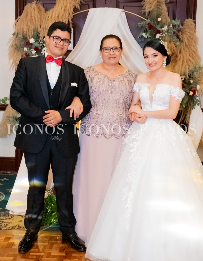 Delia Antonia Alva y Roger Mauricio Carías: boda Honduras