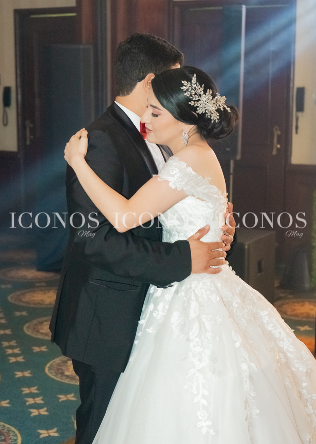 Delia Antonia Alva y Roger Mauricio Carías: boda Honduras