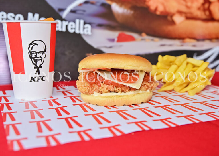 Kentucky chizza sandwich by KFC Honduras, San Pedro Sula, Cortés