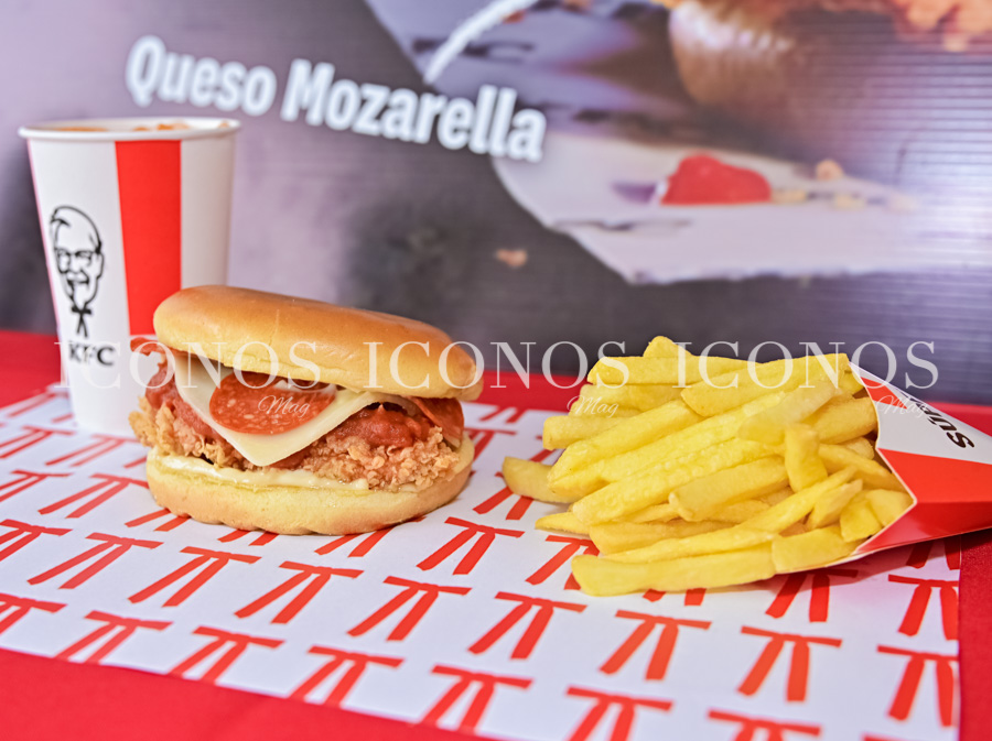 Kentucky chizza sandwich by KFC Honduras, San Pedro Sula, Cortés
